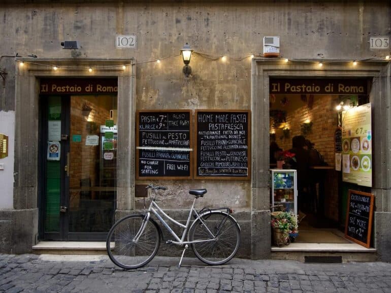 Streets of Rome: Via dei Coronari - Romeing